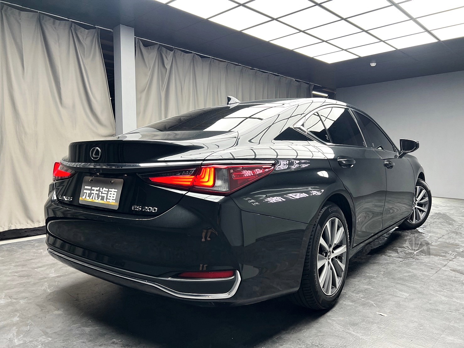 【Lexus】中古車買賣－【(226) 2019/02月出廠 ES200 2.0 豪華版】